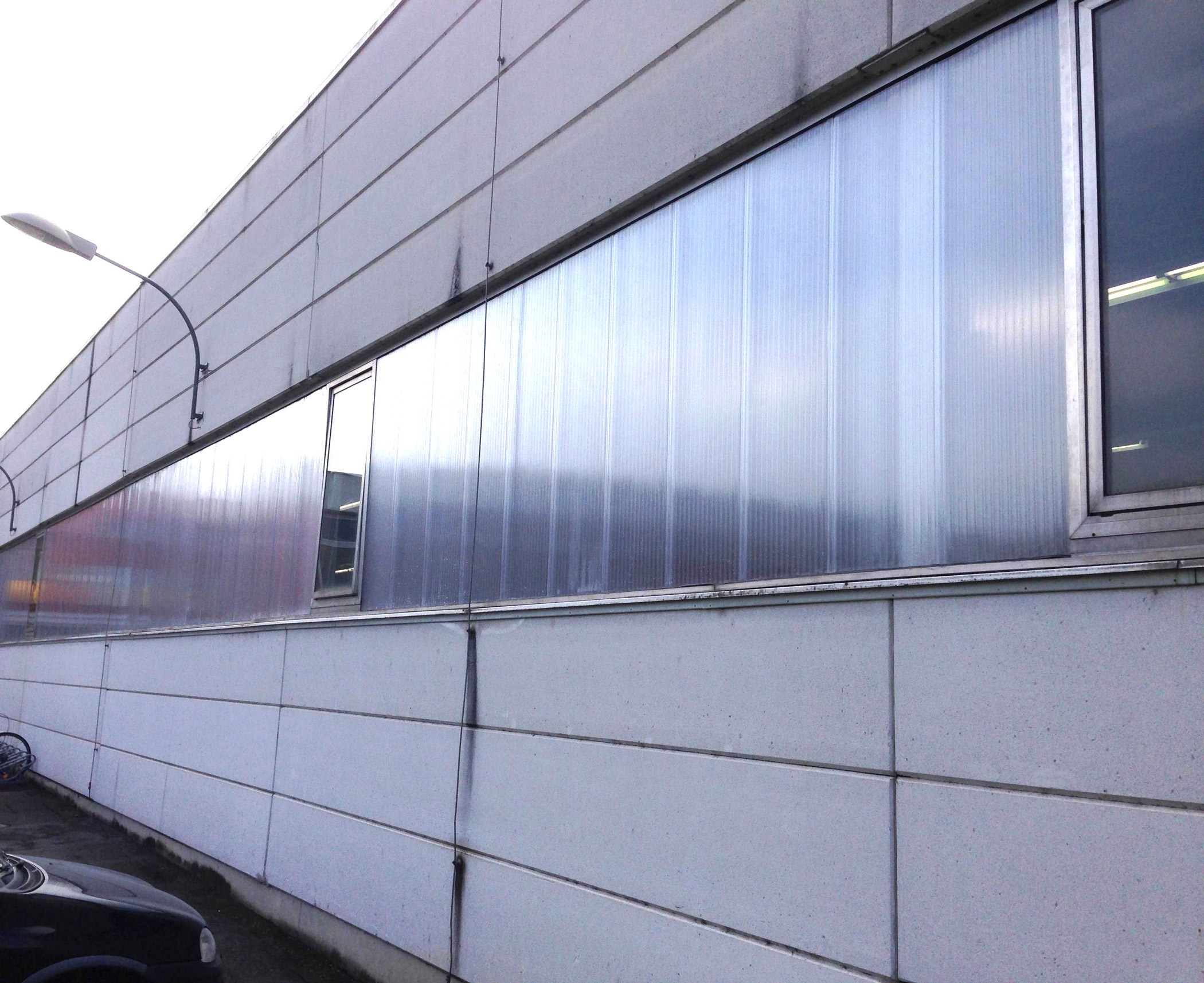 aTmos Glasfassaden mit integrierten Lüftungs-/RWA-Geräten, Fenstern und ...